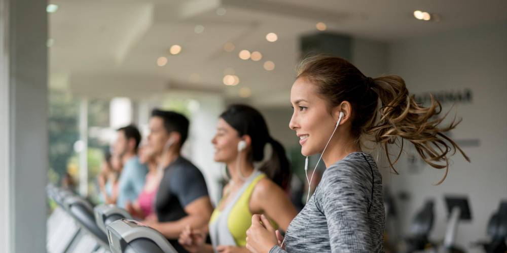 Cinta de correr vs. bicicleta estática: ¿Cuál es la mejor opción para hacer cardio en casa?