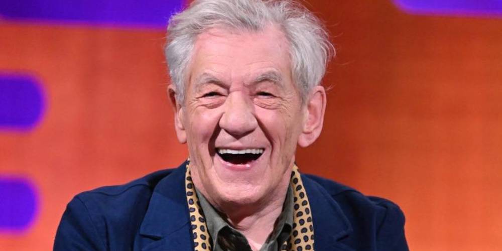 El actor Ian McKellen celebra su recuperación bailando junto a Anthony Hopkins