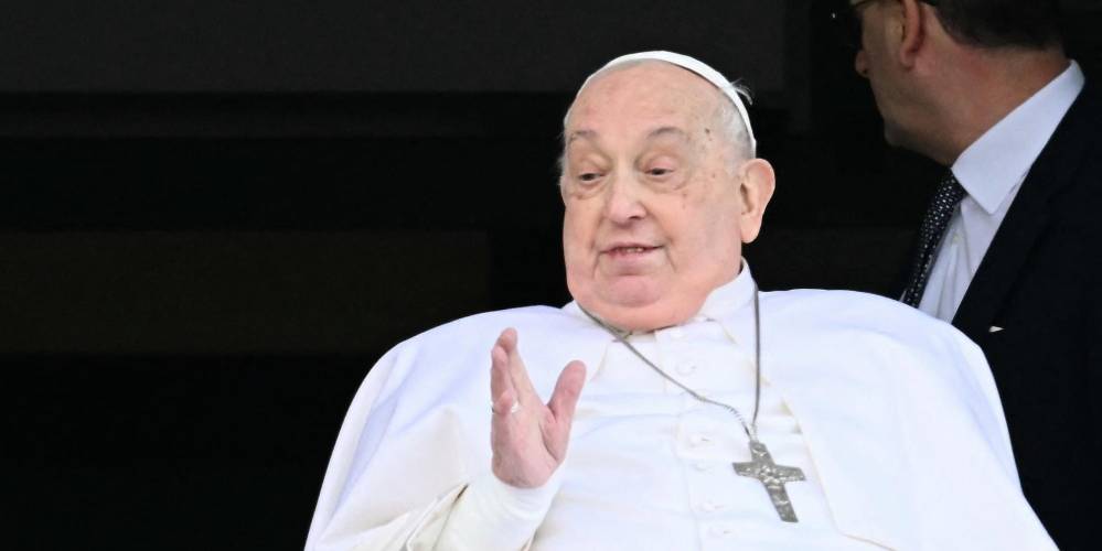 El papa Francisco reaparece en público tras más de un mes internado y es dado de alta del hospital