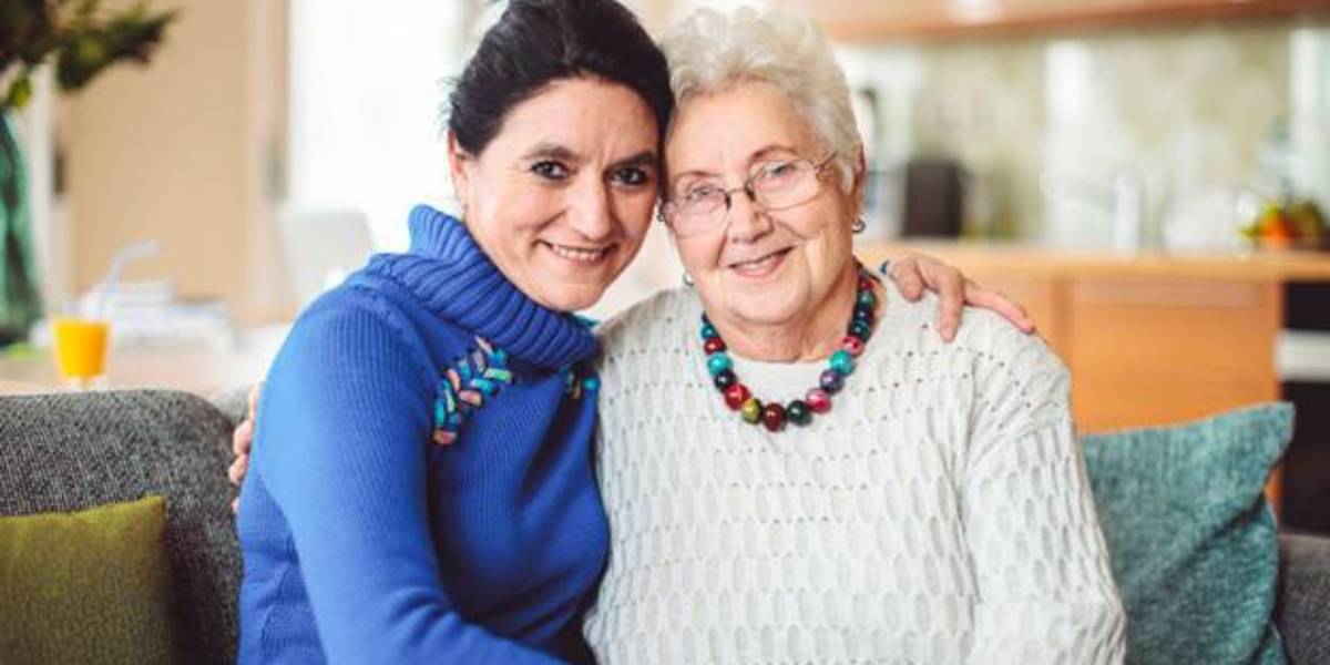 Los desafíos de lidiar con el envejecimiento de los padres (y cómo evitar conflictos)