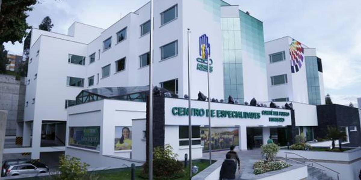 Los centros de salud y hospitales públicos únicamente atienden ...