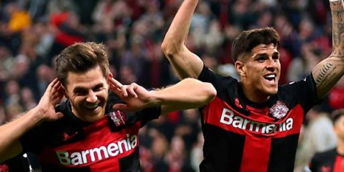 El Bayer Leverkusen, de Piero Hincapié, salvó su invicto ante el Borussia Dortmund con un gol ...