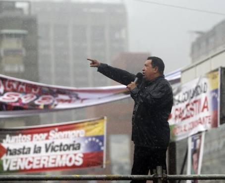 Chávez cierra campaña bajo la lluvia y promete no fallar
