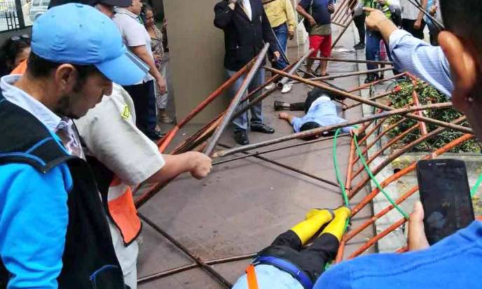 Dos heridos tras caída de andamio en Guayaquil