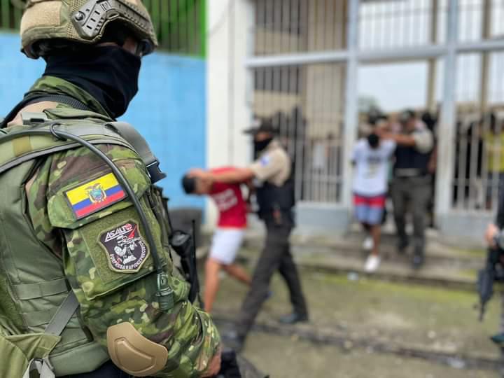 Militares y policías decomisan armas, routers y droga en operativo realizado en cárcel El Rodeo ...