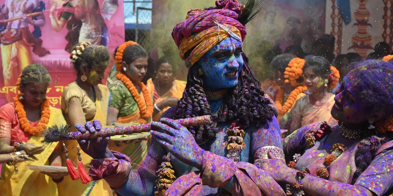 Holi, el festival de los colores en la India que simboliza la superación de las diferencias