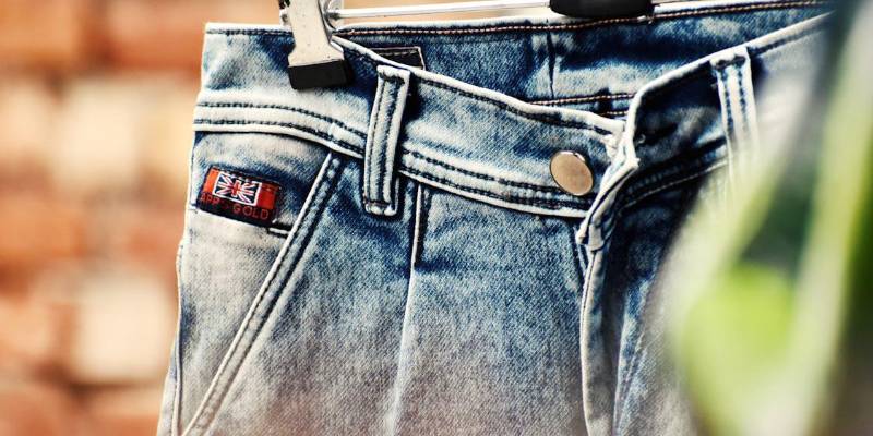 ¿Para qué sirven los botones metálicos en los jeans? El detalle que pocos conocen