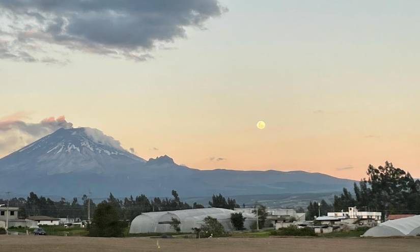 Secuencia fotográfica: mire cómo la luna se ubicó sobre el cráter del volcán Cotopaxi