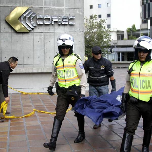 Un hombre cayó del último piso del edificio Cofiec en Quito